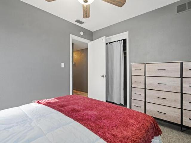 Temple Terrace House with Dining area. Comfortable & spacious