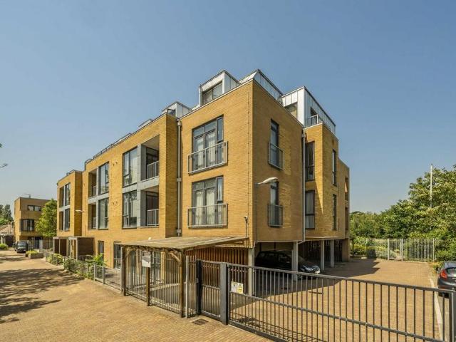 Tentelow Lane, Southall UB2 2 bed flat to rent £2,200 pcm £508 pw