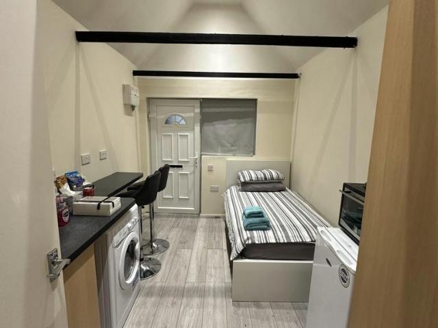 Tenterden Dr, Hendon, NW4 Studio to rent £1,800 pcm £415 pw