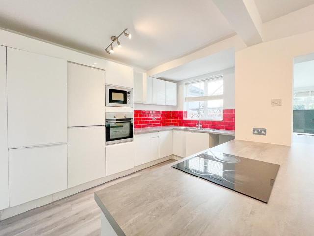 Tenth Avenue, Bristol BS7 6 bed semi detached house to rent £4,400 pcm £1,015 pw