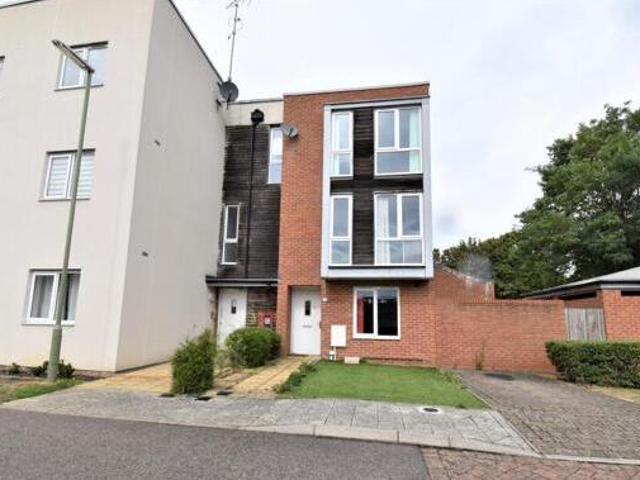 Tenzing Gardens, Basingstoke, 4 Bedroom End