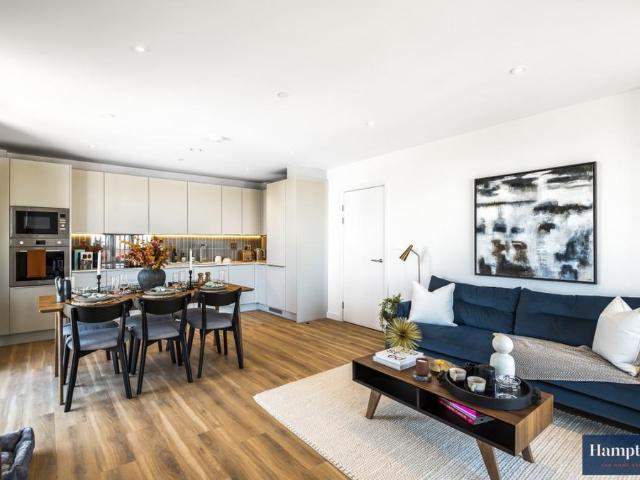 Ten Degrees, Croydon 3 bed apartment to rent £2,900 pcm £669 pw