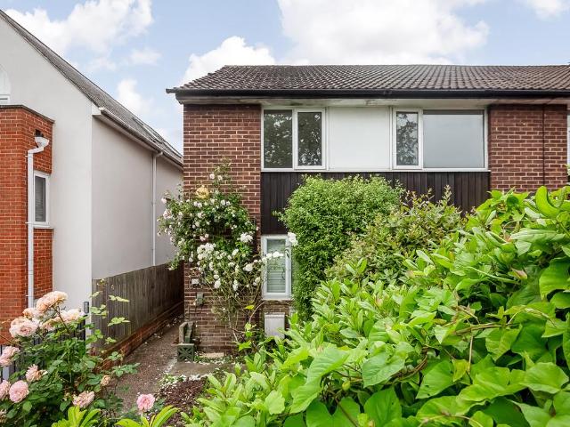 Tennison Road, London, SE25 2 bed maisonette to rent £1,750 pcm £404 pw