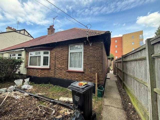 Tennyson Drive, Basildon, Essex, SS13 2 bed bungalow to rent £1,550 pcm £358 pw