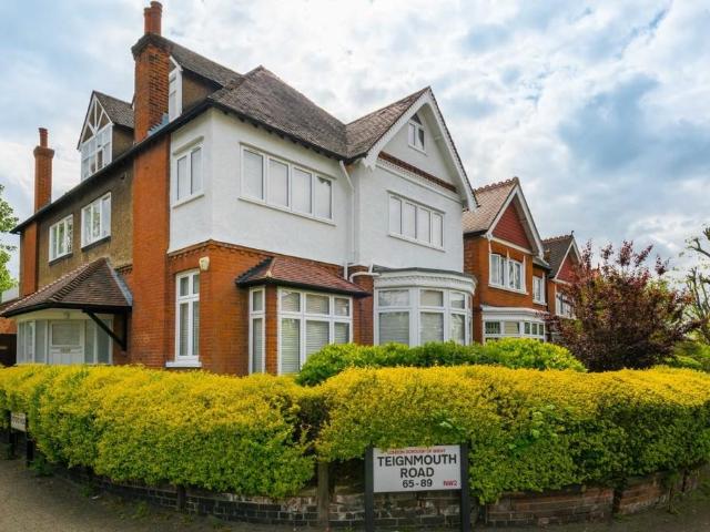 Teignmouth Road, Willesden, NW2 3 bed flat to rent £3,300 pcm £762 pw