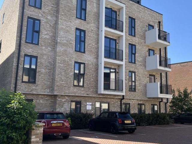 Telegraph Avenue, London NW9 1 bed flat to rent £1,898 pcm £438 pw
