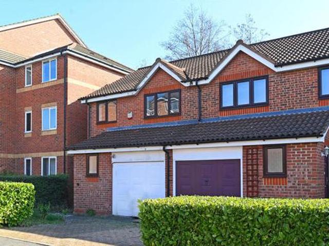 Telegraph Place, Canary Wharf, 3 Bedroom Semi detached