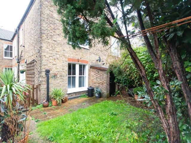 Telford Avenue 2 bed flat to rent £2,600 pcm £600 pw