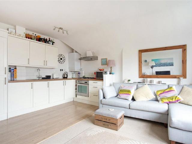 Telford Avenue, London, SW2 2 bed flat to rent £2,350 pcm £542 pw