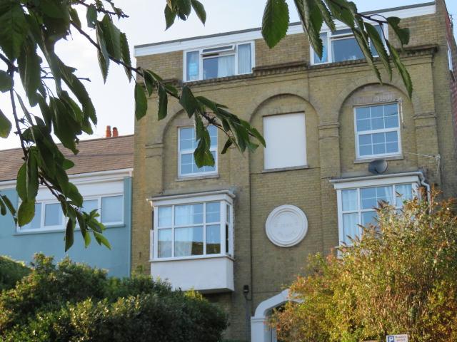 Terminus Road, Cowes PO31, 2 bed flat to rent, £1,050 pcm | PrimeLocation