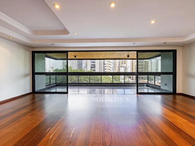 Terraço com vista para as copas das árvores e localização estratégica em Pinheiros