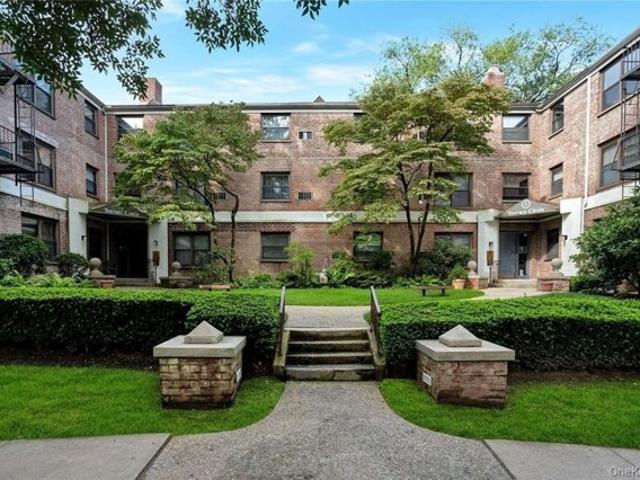 Terrace Cir Apt H, Great Neck, Property For Sale