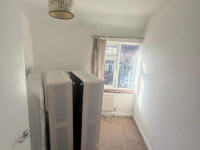 Terraced to rent Bowes Road, Dagenham RM8