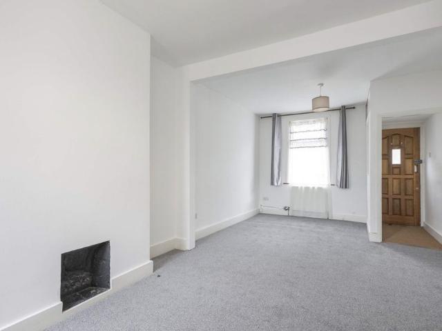 Terraced House to rent Factory Road, Gravesend, DA11