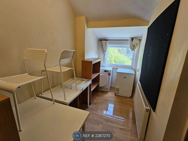 Terraced house to rent in Hawthorn Way, Cambridge CB4
