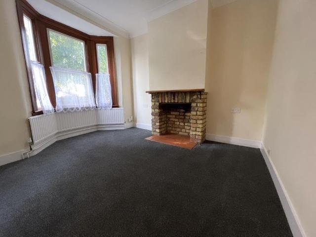 Terraced House to rent Timbercroft Lane, London, SE18