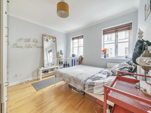 Terraced House to rent Vestry Mews, London, SE5