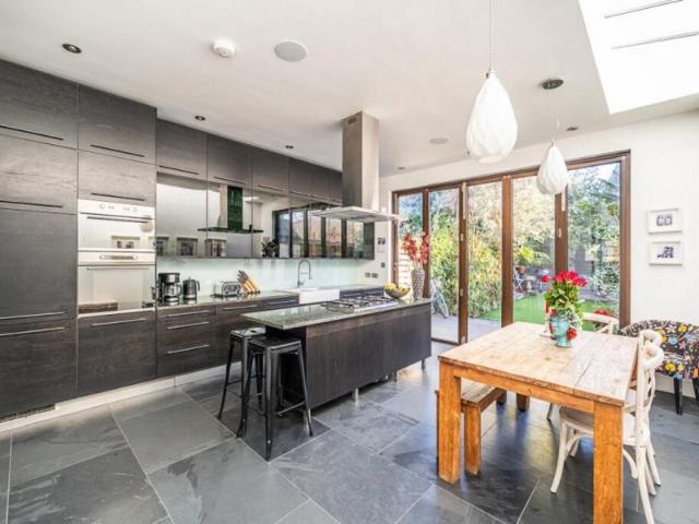 Terraced House to rent with 3 bedrooms, De Beauvoir Road, London