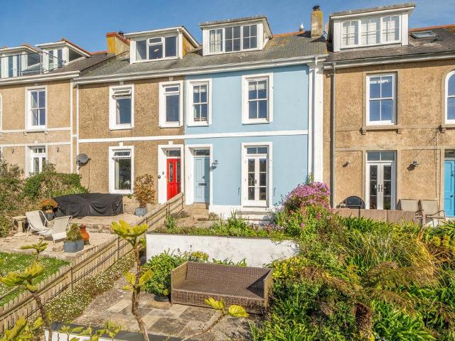 Terraced house for sale