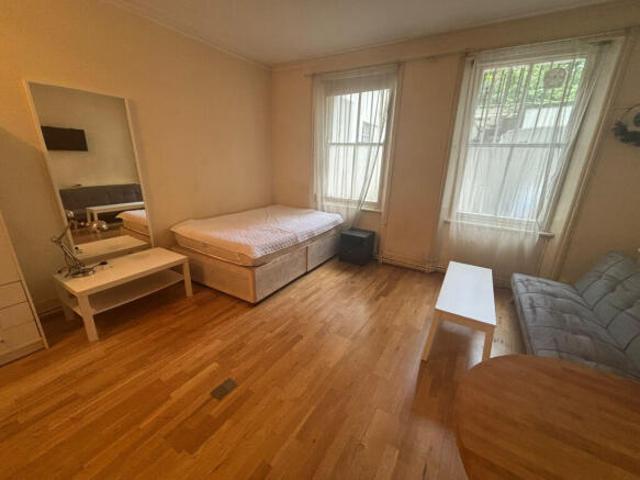 Terraced house for rent in Courtfield Gardens, London, SW5