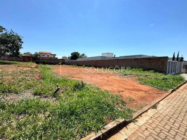 Terreno Murado em L, Medindo 658m², Plano | Condomínio Alto da Boa Vista