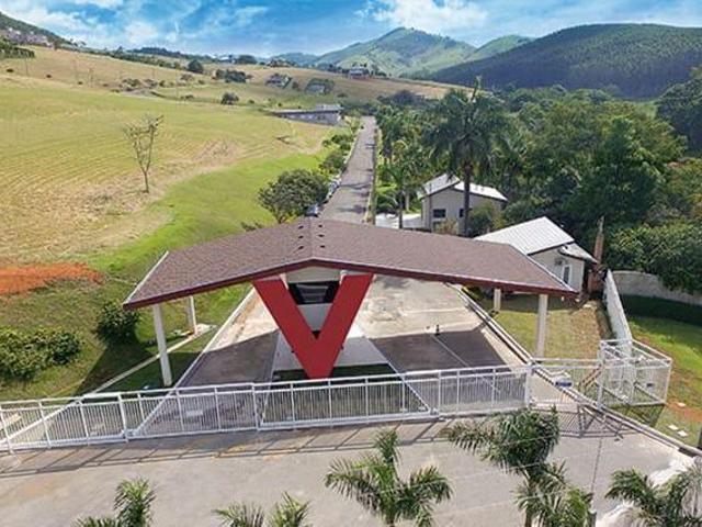 Terreno maravilhoso em condomínio fechado no Village Parahybuna