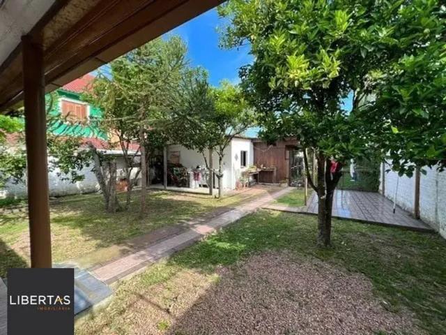 Terreno medindo 11 X 39,66 com 2 casas de alvenaria