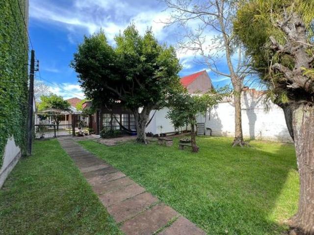 Terreno medindo 11 X 39,66 com 2 casas de alvenaria Bairro Guarujá