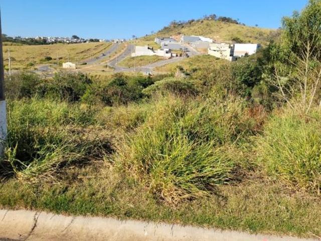 Terreno MISTO com 210 m2 no Residencial Villa Verde