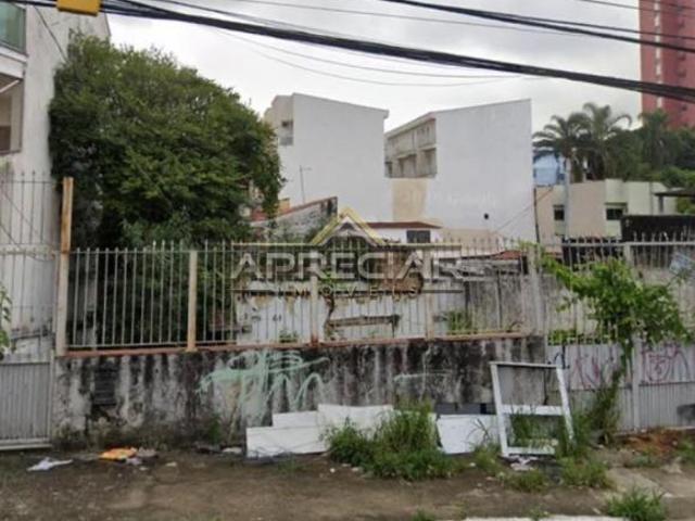 Terreno na Rua Evans 300m² perto do metrô, ideal para construir casa própria ou investir em sobrados