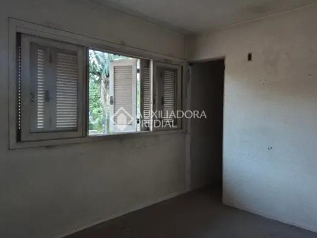 Terreno com casa necessita de reforma no bairro Tamandaré