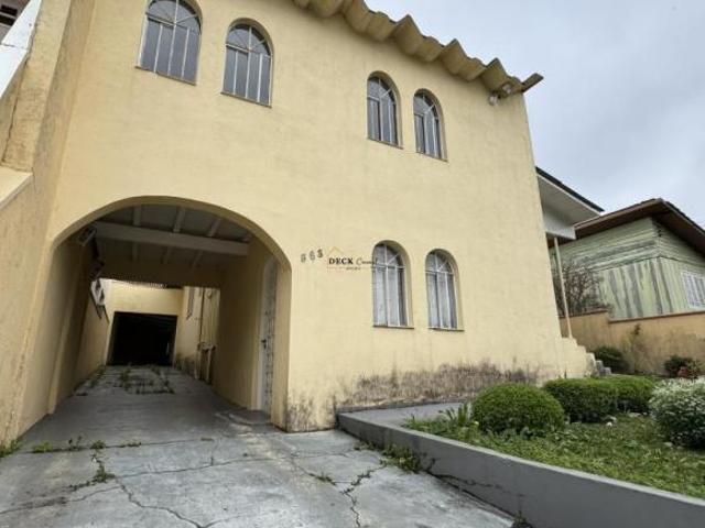 Terreno no Bairro Bacacheri com 390m², possui uma casa não averbada