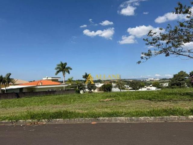 Terreno à venda, 1040 m²,r. Entrada no terreno tanto pelo pequeno aclive, quanto pelo declive. Pega