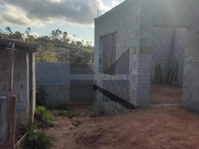 Terreno à Venda – 250 m² com Casa Construída Terreno com 250 m², medindo 12.