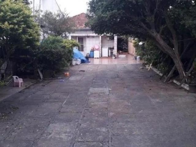 Terreno à venda com casa antiga na Vila Sacadura Cabral, em Santo André, com 450m² de área total