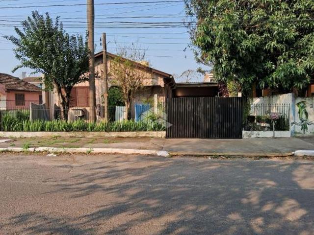 Terreno á venda com Casa e Pavilhão no Bairro Medianeira em Santa Maria Ideal para Moradia e Traba