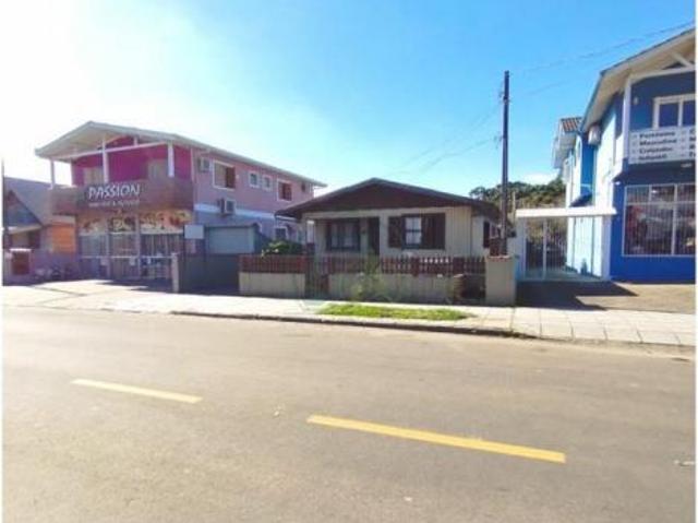 Terreno à venda com Casa em madeira = ótima localização em Canela/RS