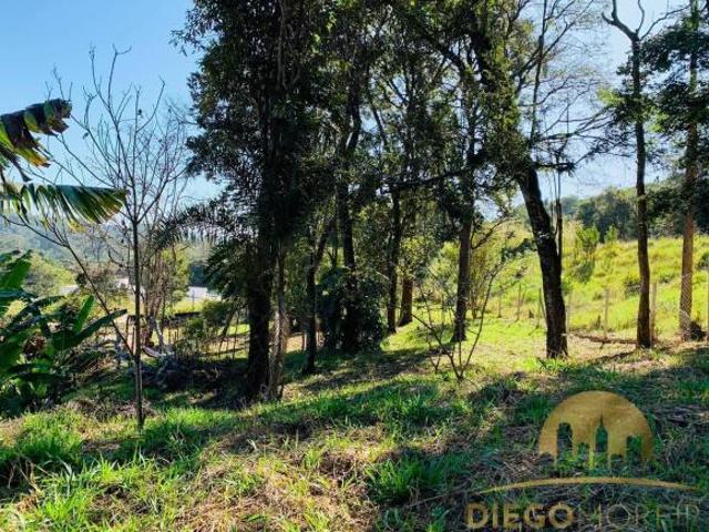 Terreno à venda com linda vista para natureza de 1.000m²