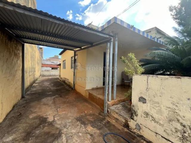 Terreno a venda com 02 casas, sendo uma de frente e uma de fundo