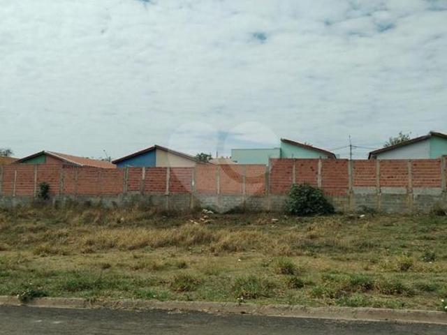 Terreno à venda com 1 quarto em Loteamento Social Antenor Garcia, São Carlos