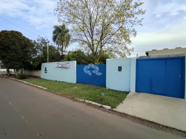 terreno a venda com 2 casas a maior tendo 3 quarto a menor um kit net e tento uma sala comercial
