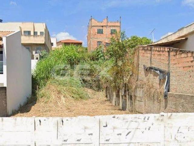 Terreno à Venda com 300m² no Bairro Santa Marta em Divinópolis MG