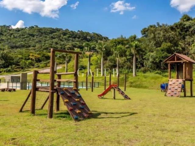 Terreno á venda com 721,49m² em condomínio dentro da cidade