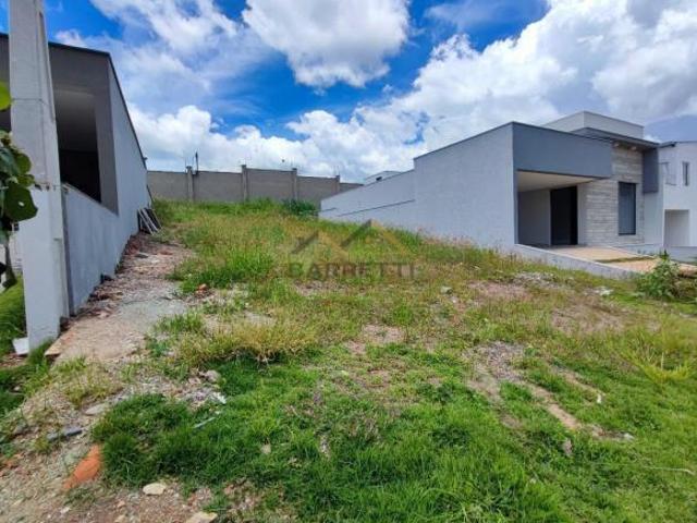 Terreno à venda de 275m² com aclive no Condomínio Soleil