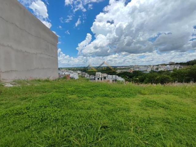 Terreno à venda de 300m² com declive no Condomínio Soleil