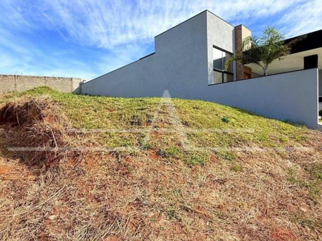 Terreno à venda em Condomínio Portal da Serra