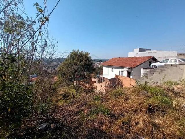 Terreno à venda em bairro residencial