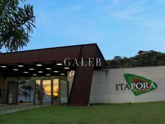 Terreno à venda em declive no condomínio Itaporã