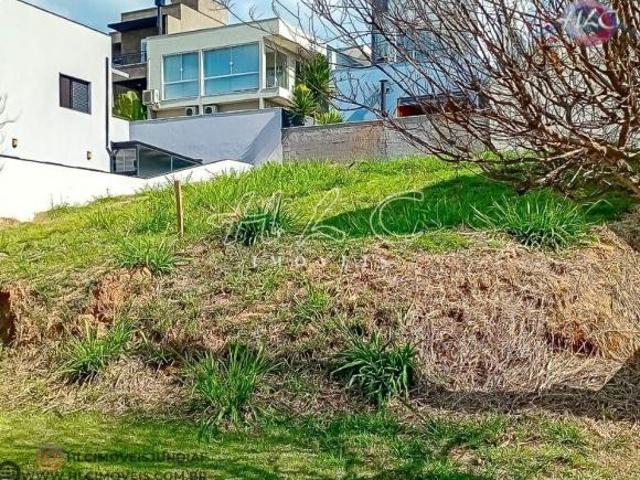 Terreno à Venda no condomínio Terras de Genova lote em declive