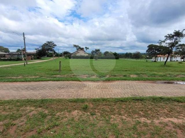 Terreno à venda no condomínio Vila Pinhal, Itirapina
